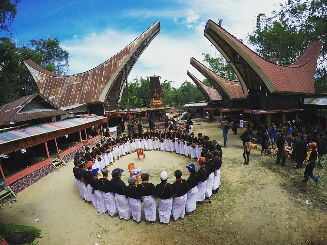 Upacara Adat khas masyakarat sulawesi selatan - TOURISM INDONESIA