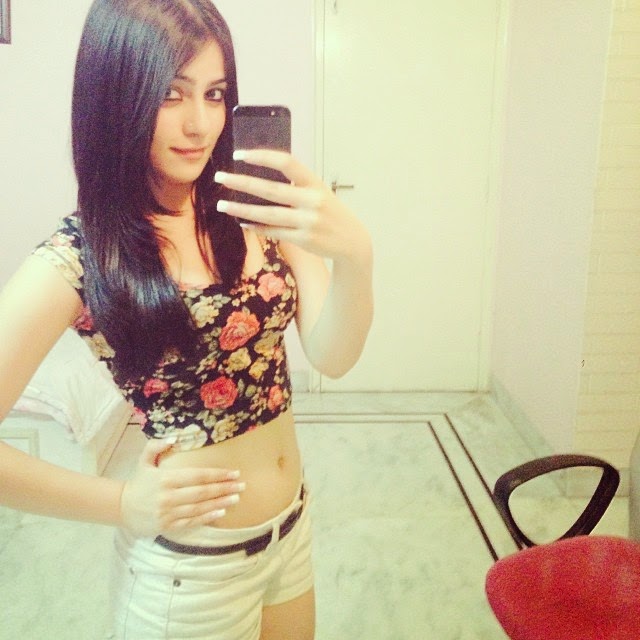 Radhika Madan Hot Sexy Look Tight Short Jeans Blouse Saree Backless Meri Aashiqui Tum Se Hi