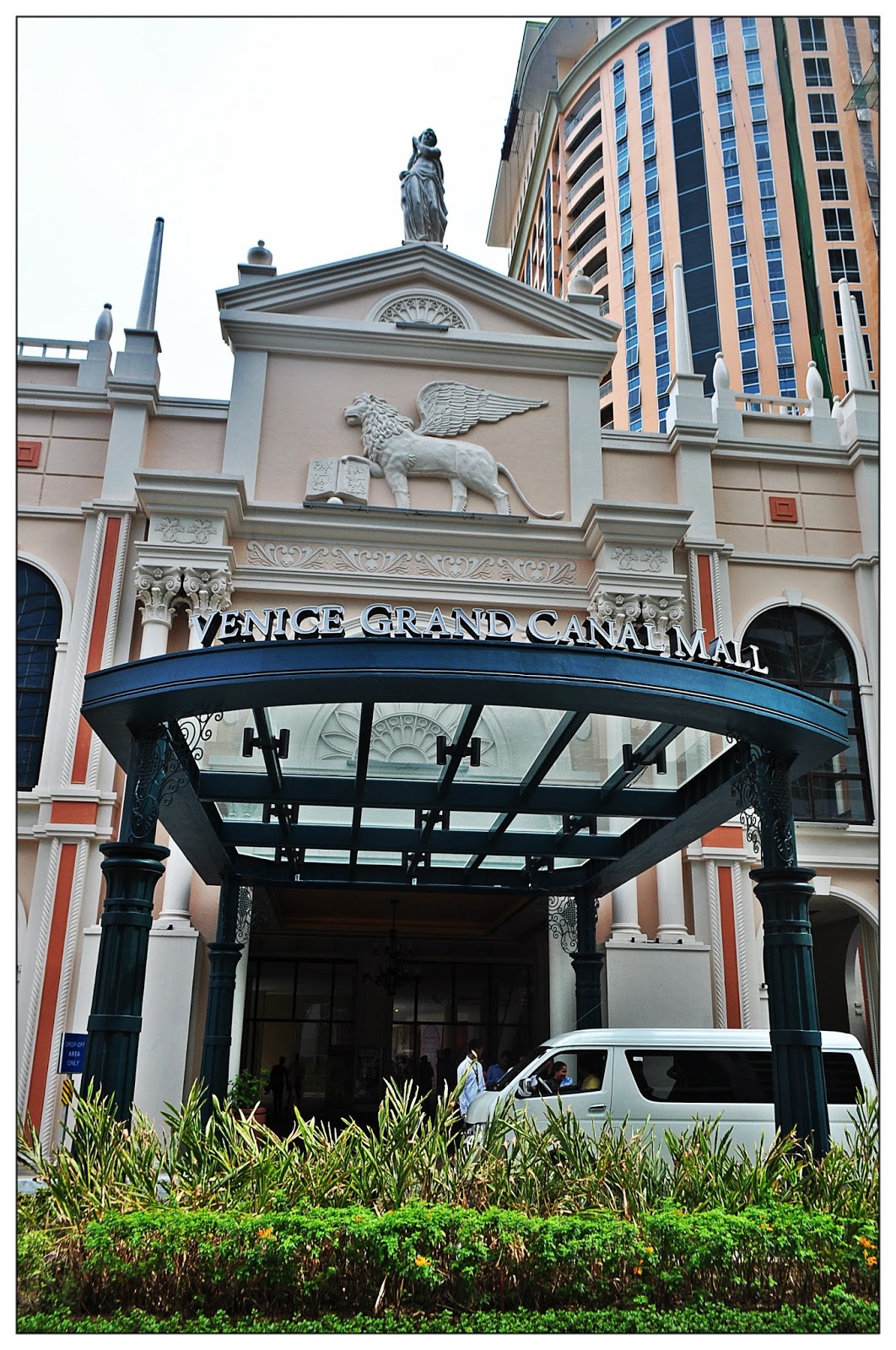 Andrew Feliciano: Venice Grand Canal Mall, McKinley Hills, BGC Taguig