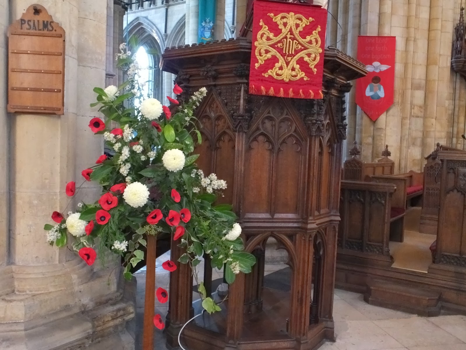 WW2 - The Second World War: The "Trench" of poppies, Beverley Minster
