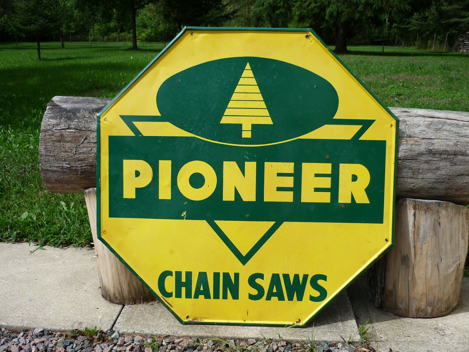 VINTAGE CHAINSAW COLLECTION: CHAINSAW SIGNS COLLECTION. (PICTURES).