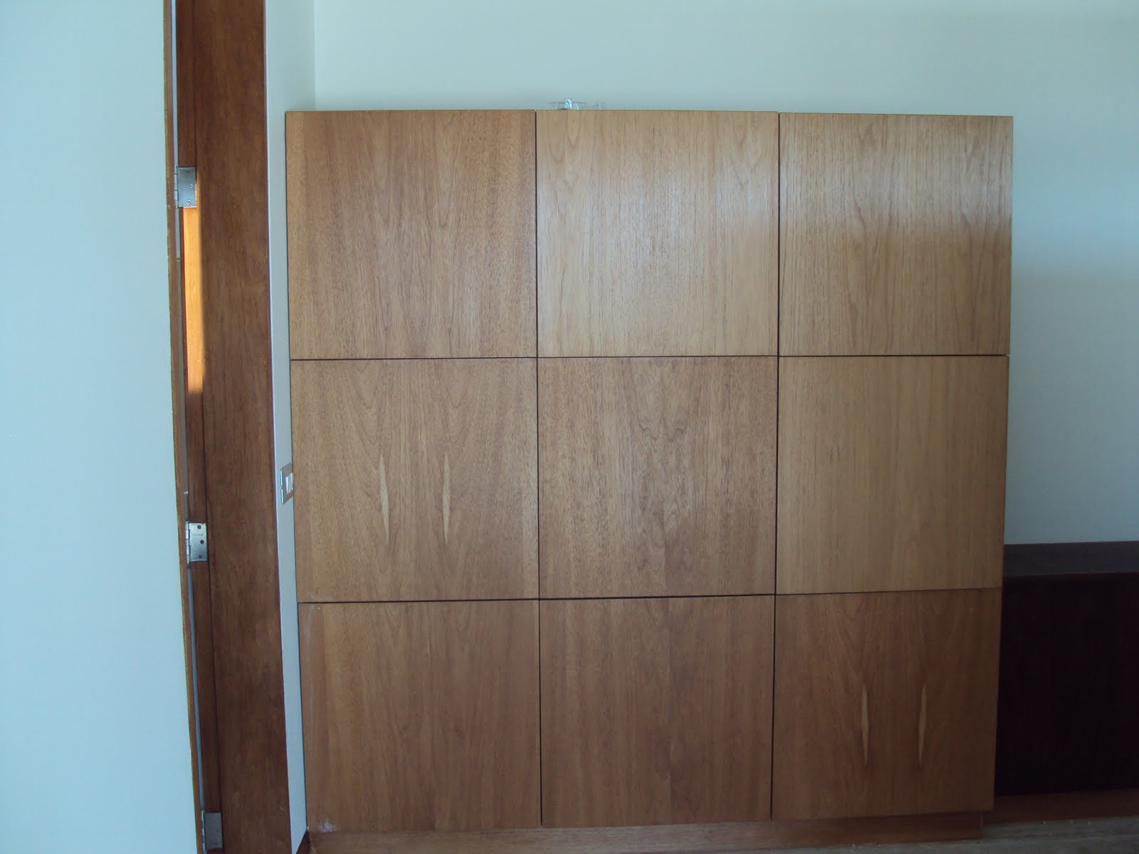 madera noble: repisas con puertas en cedro