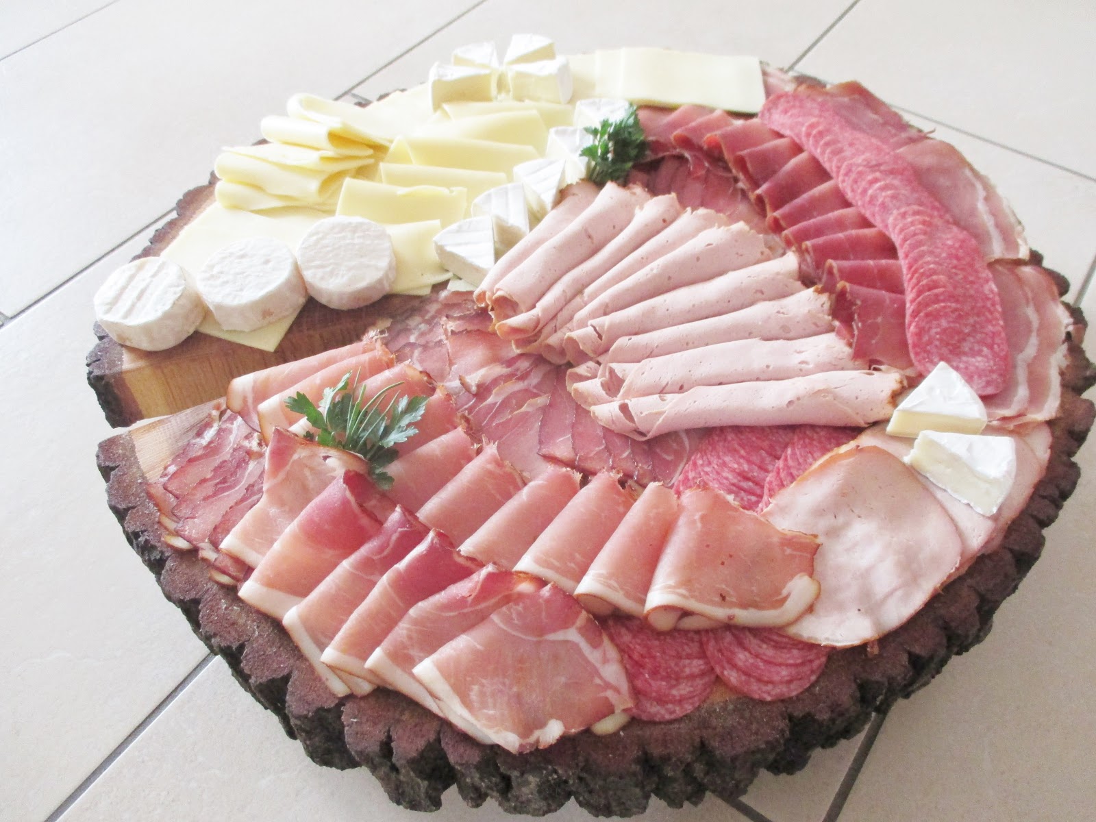 Wurstplatte und Käseplatte / Brotzeitplatte