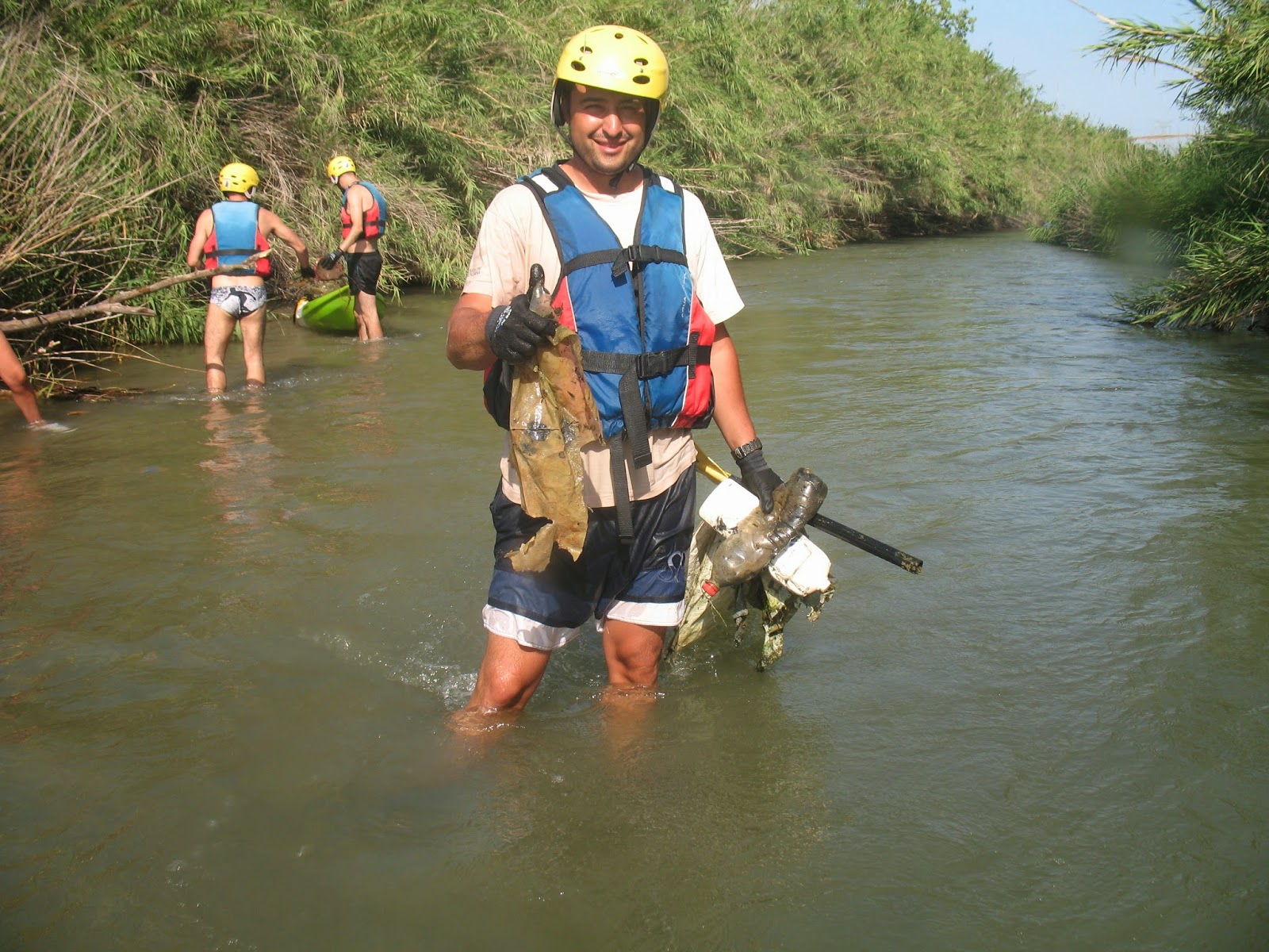 manises naturaleza: Recogida de basuras flotantes en el Río Turia
