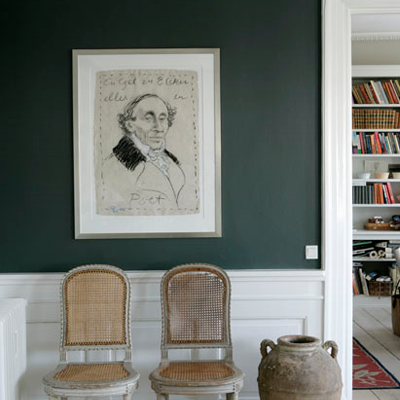 BOISERIE & C.: Boiserie bianca su Parete verde