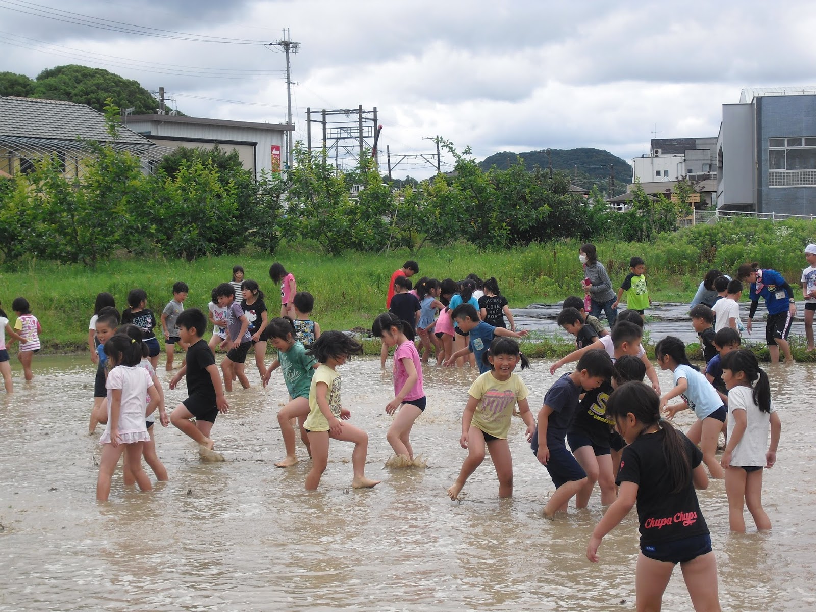 紀の川市立西貴志小学校: どろんこ遊び（2年生）