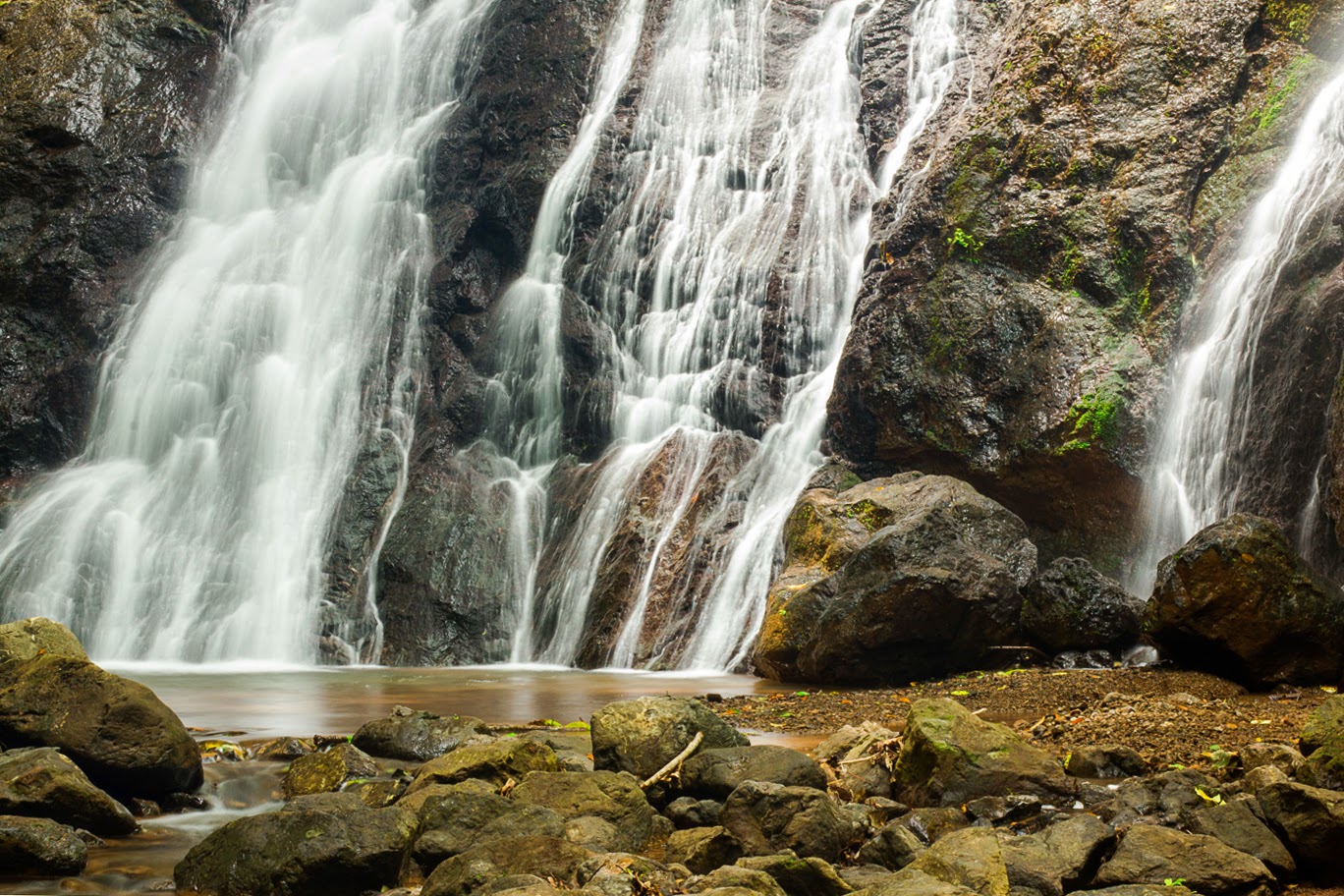 Costa Rica Invest: Waterfall in Naturewalk