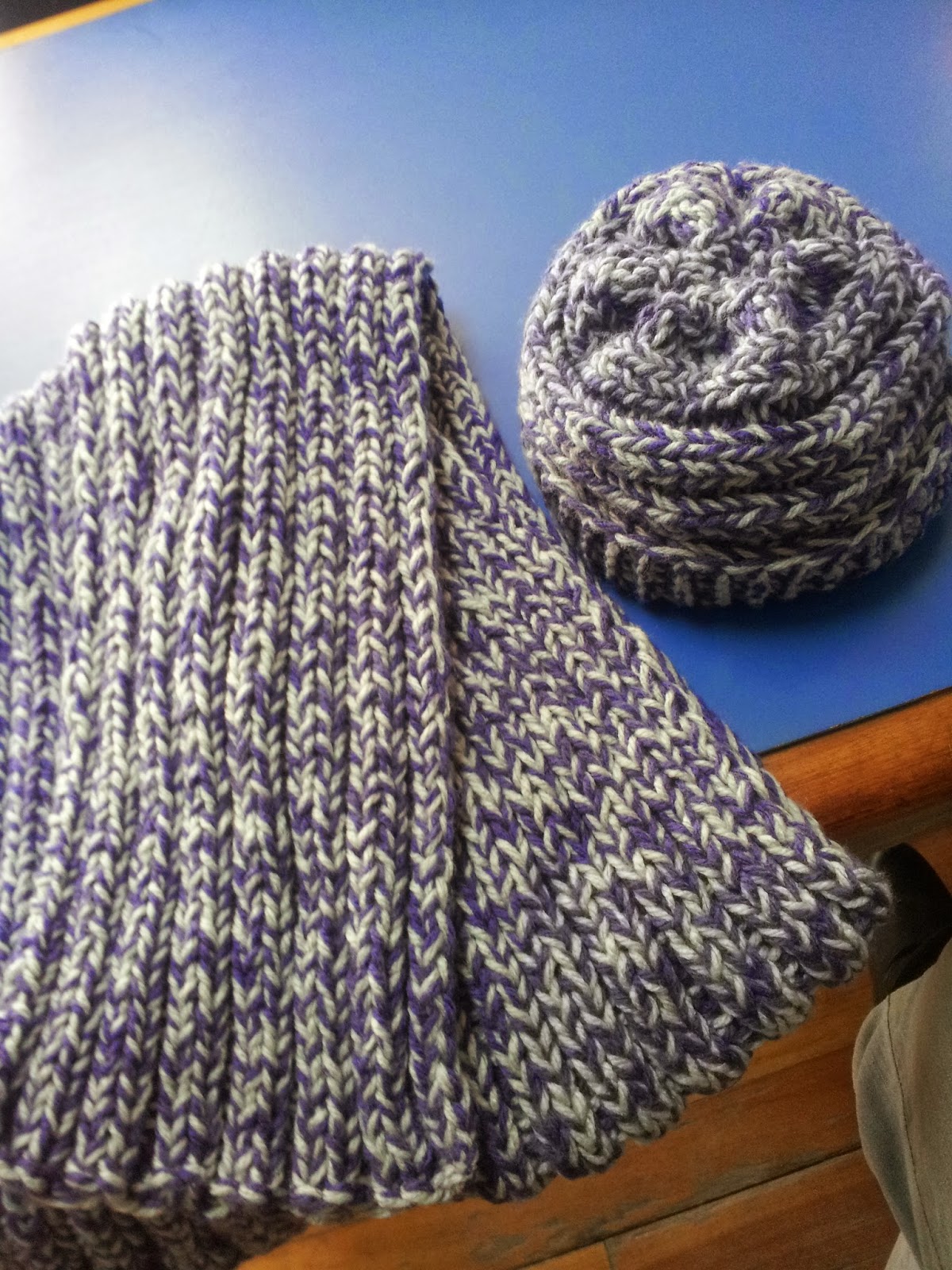 Bazar Suburbia: Bufanda y Gorro Morada con Plomo