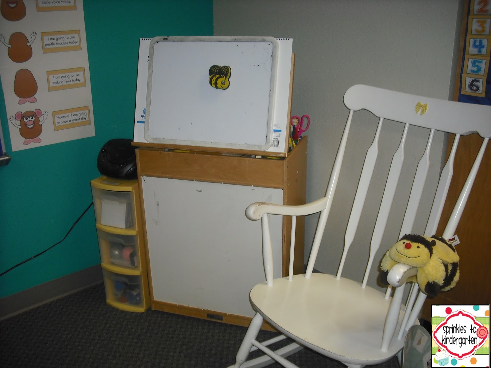 Sprinkles to Kindergarten!: My "buzzy" classroom!