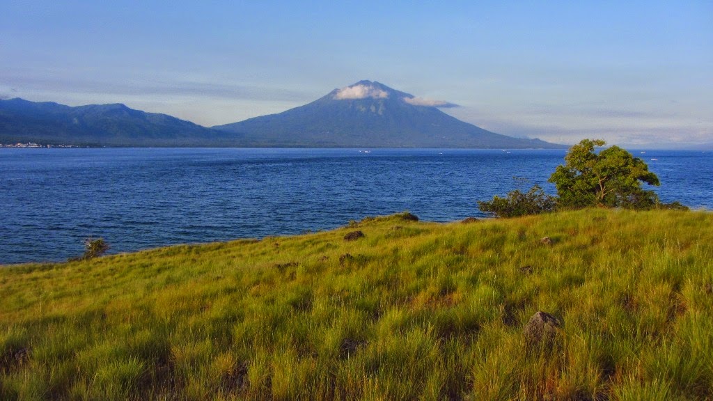 LET'S GO AROUND THE WORLD!!!: LAMAKERA, DESA PEMBURU PAUS DI PULAU SOLOR