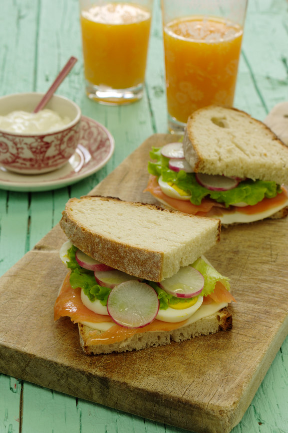 Cinco Quartos de Laranja: Sandes de salmão fumado com queijo e ovo