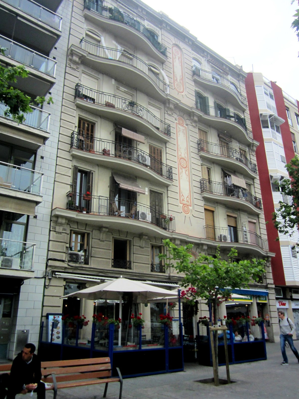 Redescubriendo Barcelona y más allá: 11/05/2016 Edificio del passeig Joan de Borbó 38-39