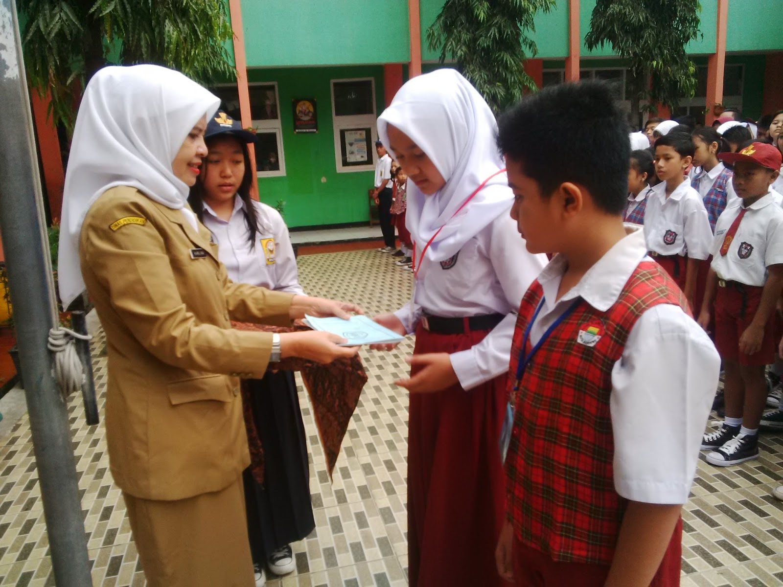 SMP Negeri 30 Bandung: KEGIATAN HARI PERTAMA MASUK SEKOLAH