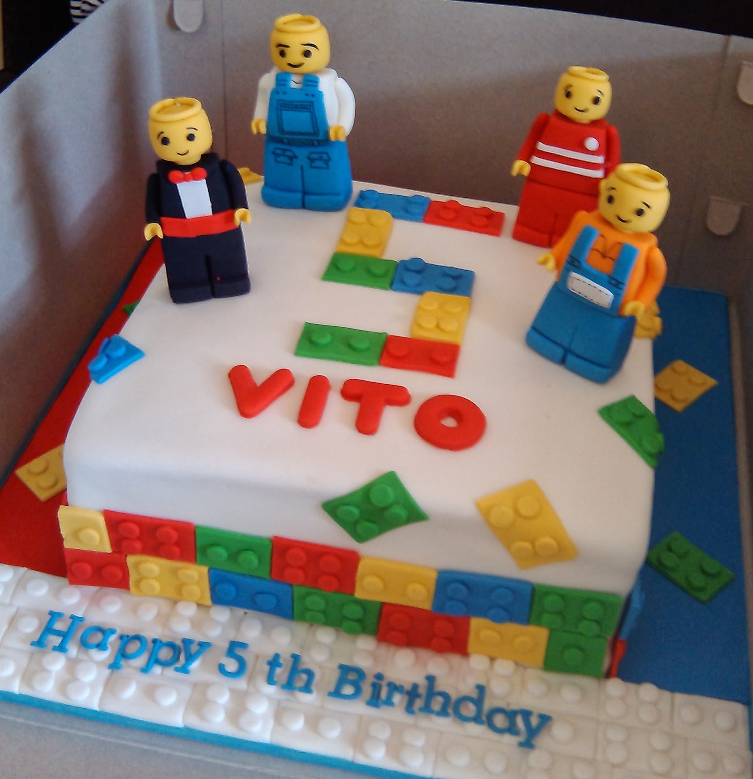 momatoye: Lego Minifigures Cake - Vito