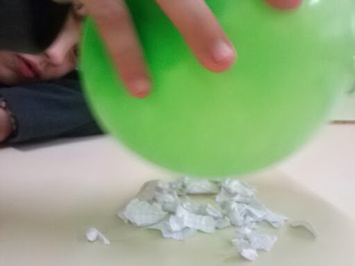 La actividad de DIVERCIENCIA: Electricidad estática. Atravesando Globos