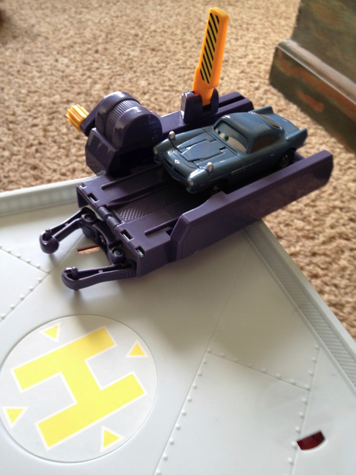 Dan the Pixar Fan: Cars 2: Quick Changers Oil Rig Playset