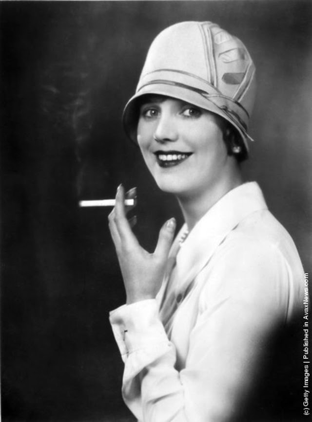 20 Black and White Portraits of Women with Cigarettes From the 1920s ...