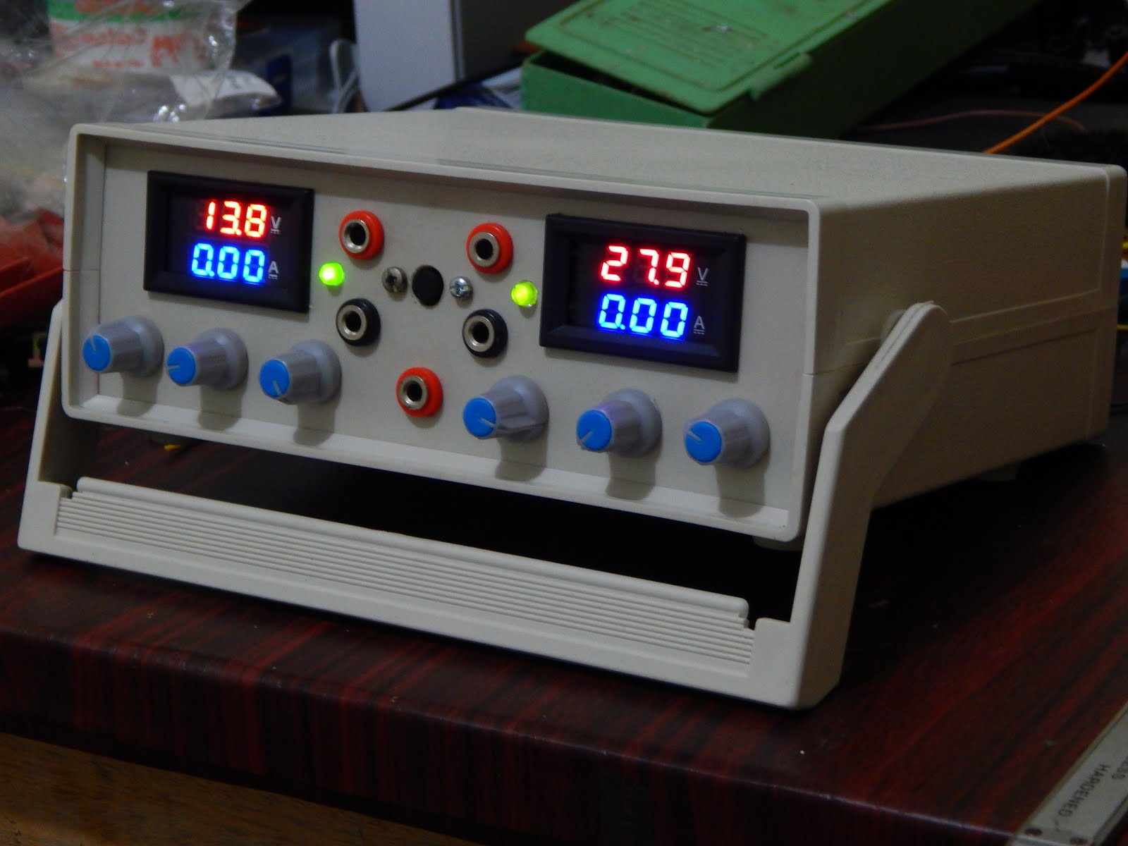 Lab bench power Supply / Voltage regulator with current limiter and ...