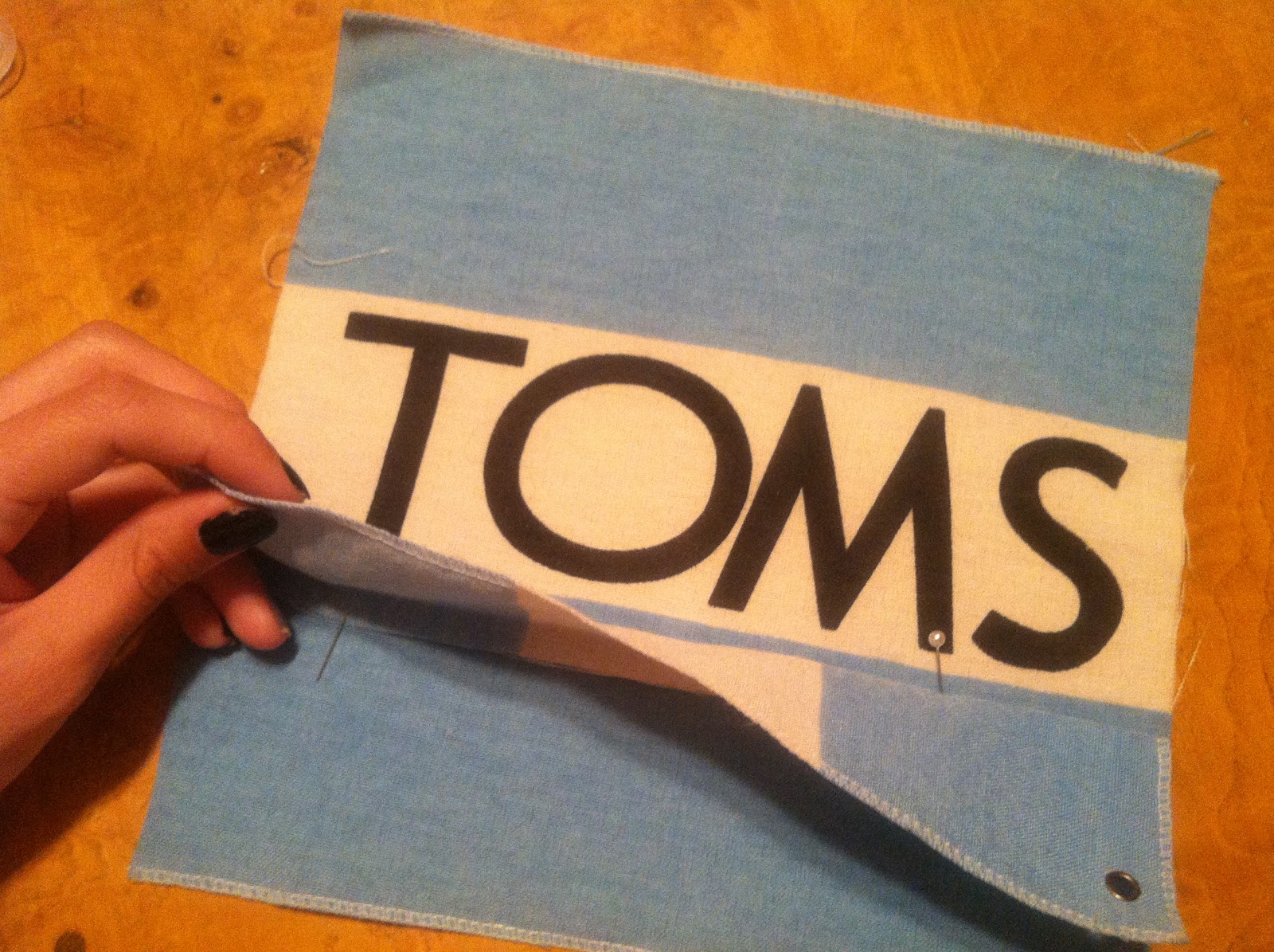 the daile lele: DIY~ TOMS Flag Wallet