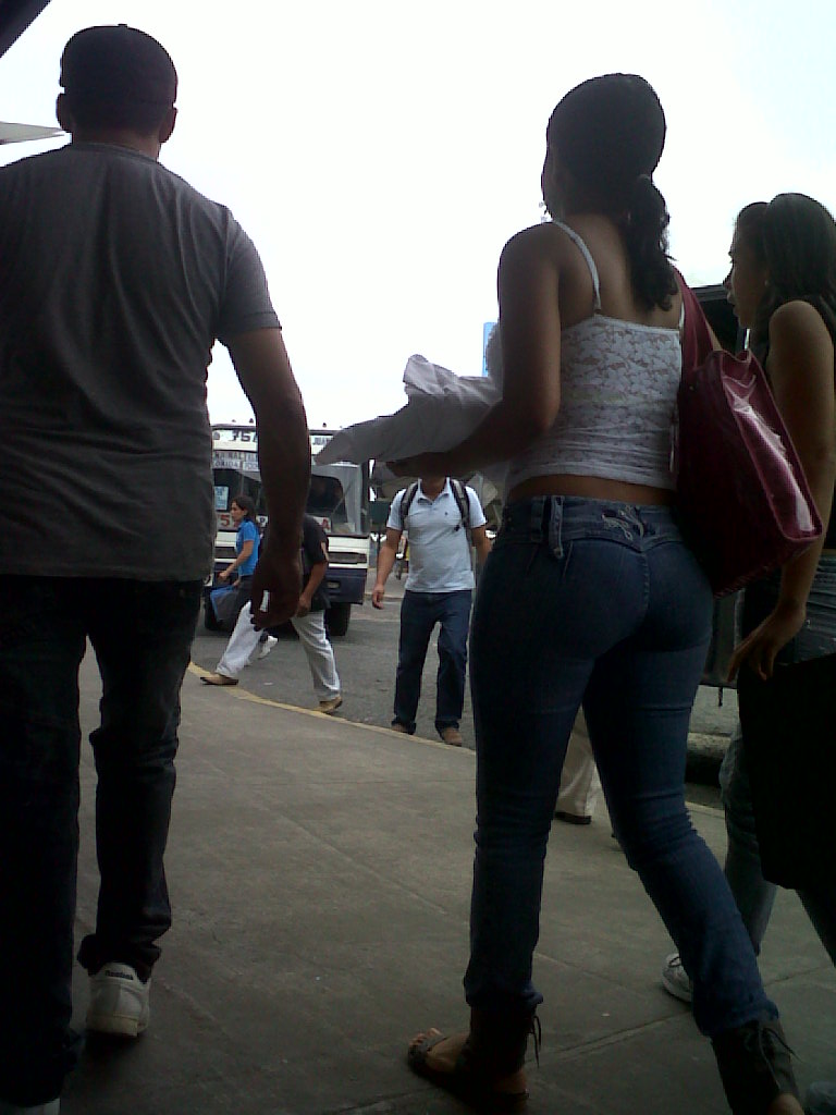 Buscandoenlacallecolas Culito En El Terminal
