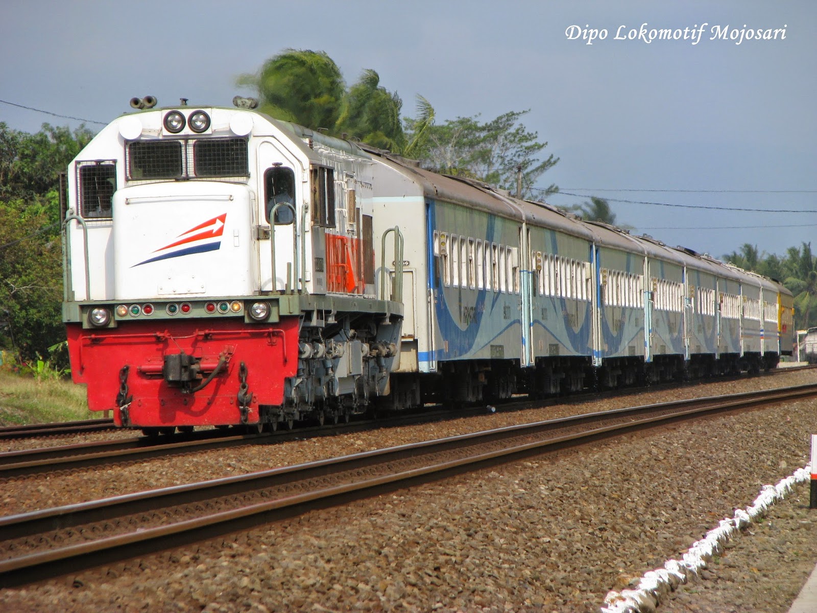 Kereta Api Indonesia: Rangkaian Kereta Api Krakatau Dengan Dua ...