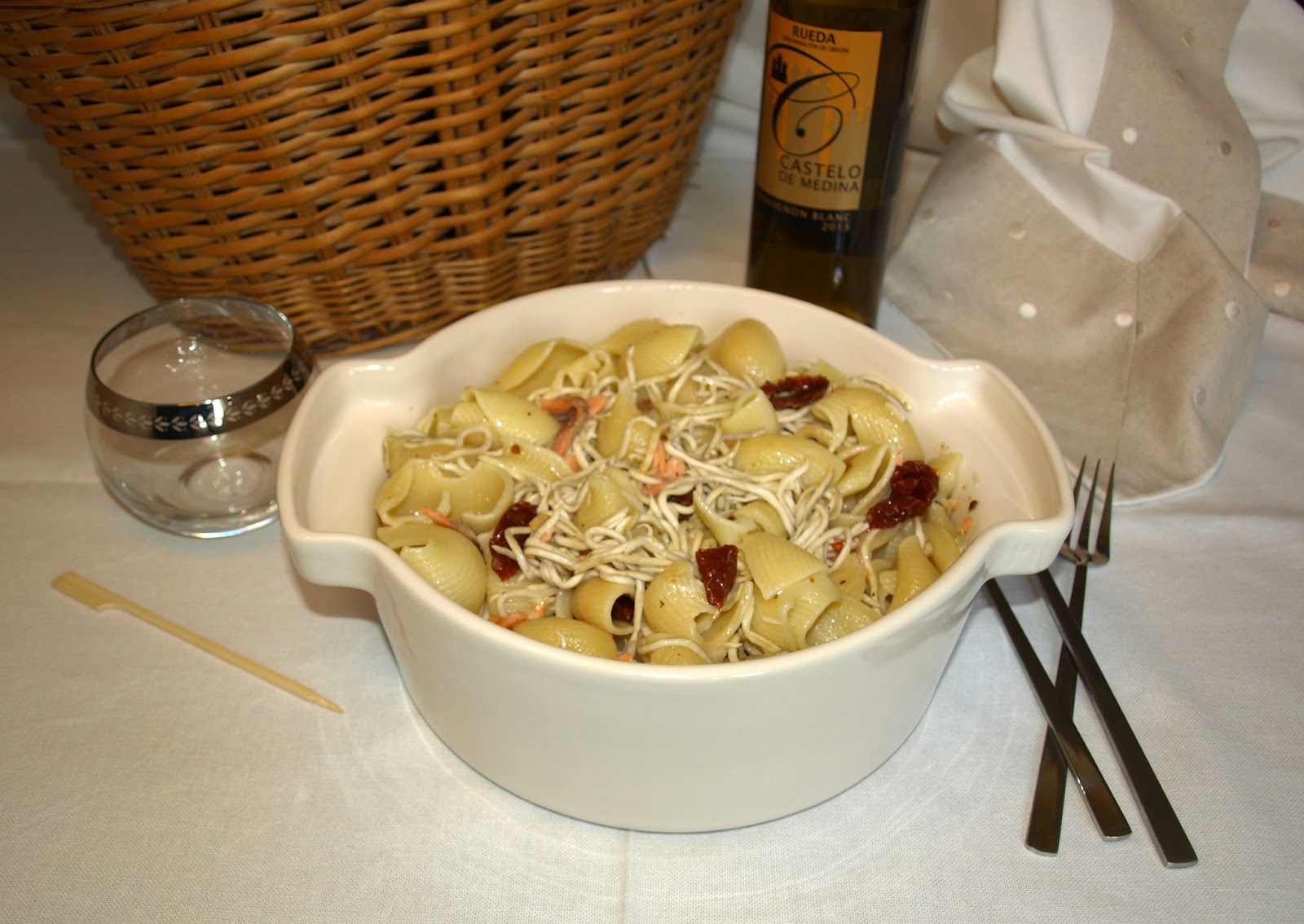 Sopas y a mojar: Galets con gulas, salmón y tomates secos.