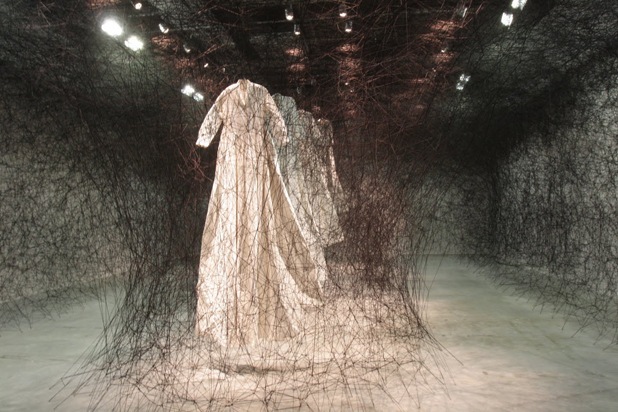 LES MERVEILLES DE DANIELLE: Chiharu Shiota... Une artiste à découvrir...