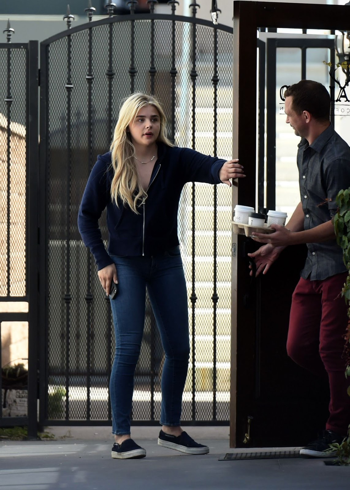 Chloe Grace Moretz papeando pelo celular