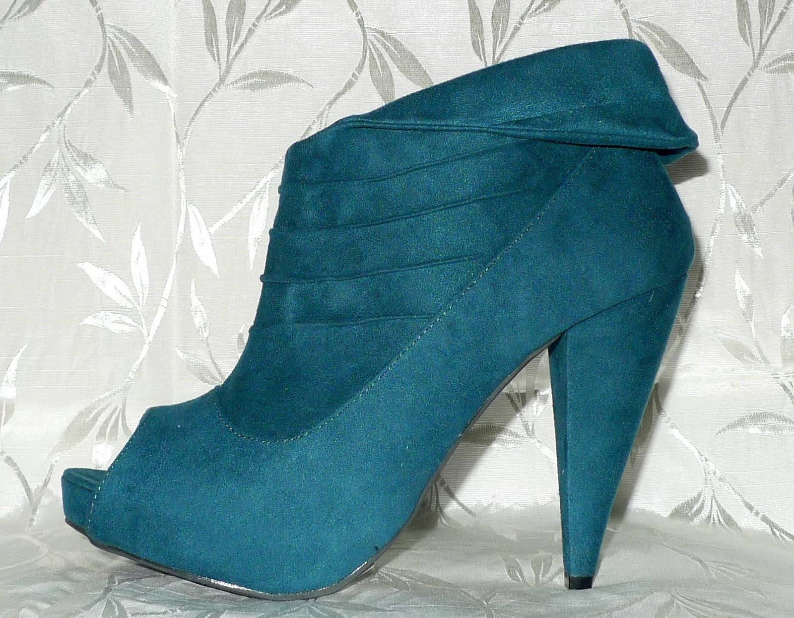 diary of a RECESSIONISTA: new shoes and one that has color :))