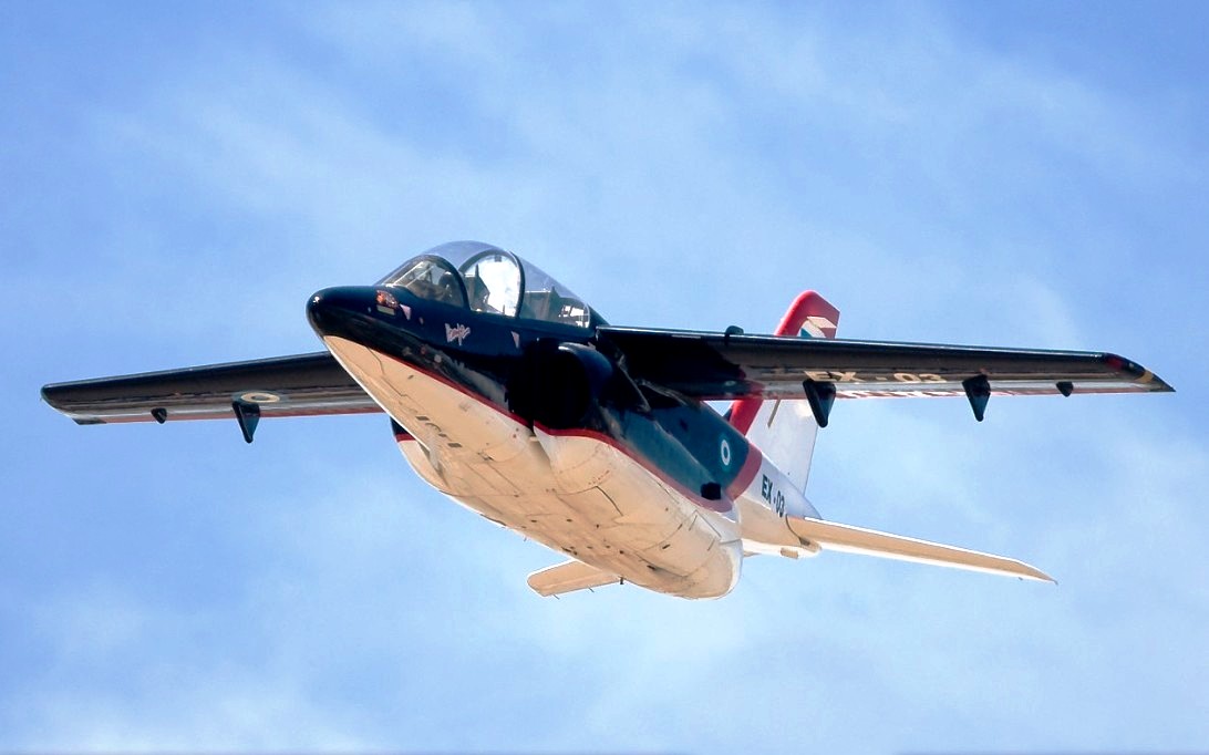 GAMBAR PESAWAT TERBANG: jet latih IA 63 Pampa (Wallpaper 1)