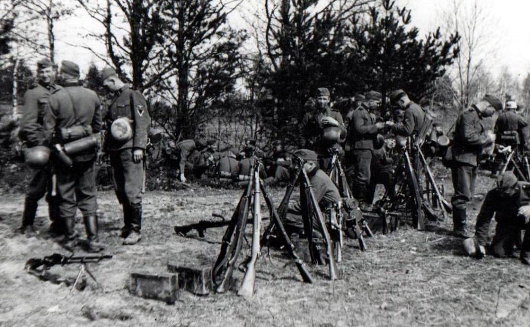 NAZI JERMAN: Foto 3. SS-Panzer-Division "Totenkopf"