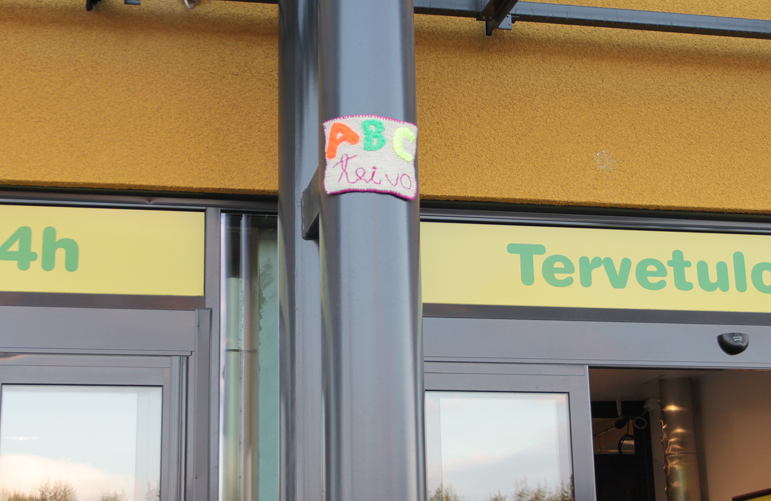 Ristiin rastiin: Neulegraffitit ABC Teivo 1