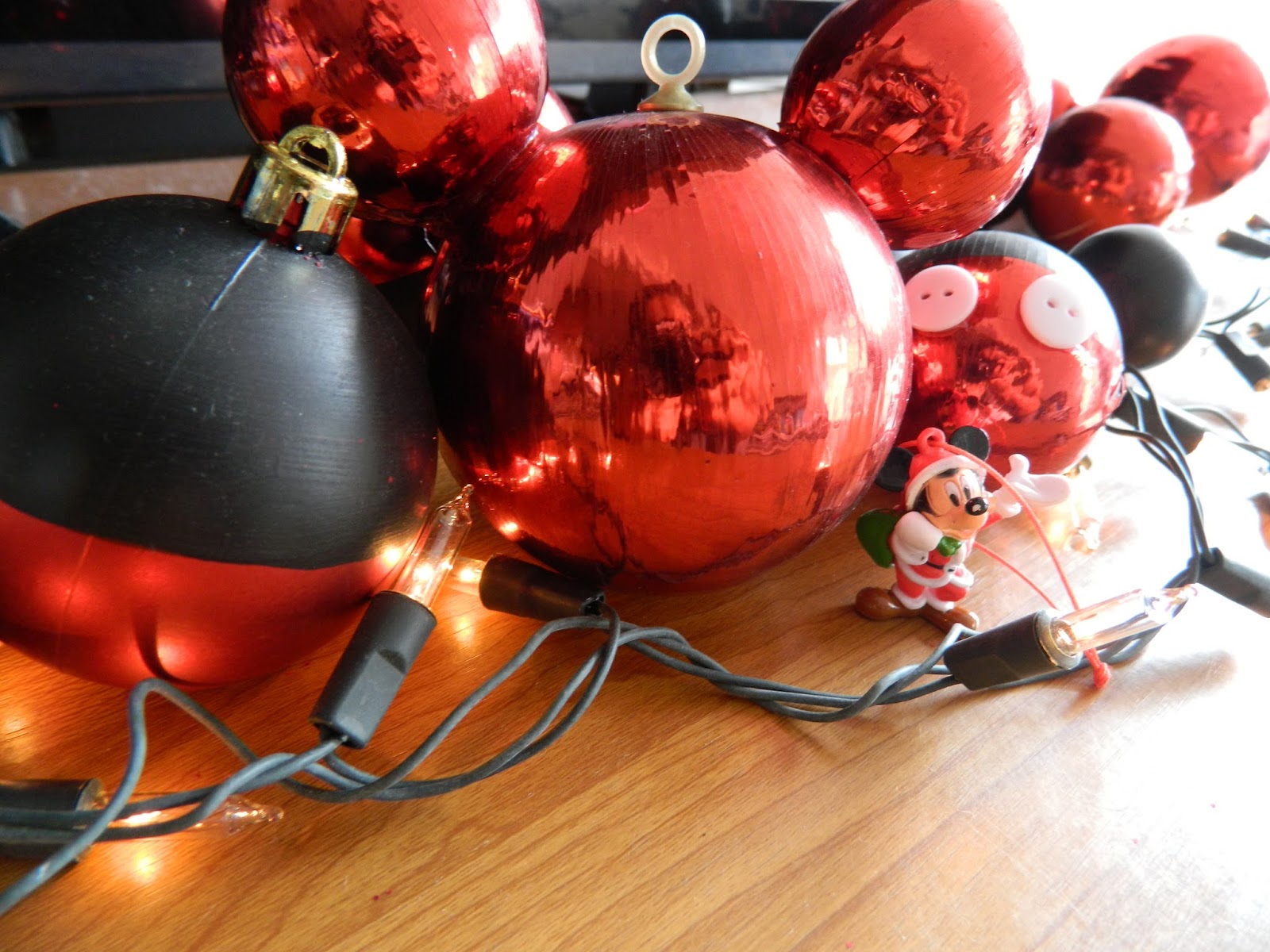 Blog Me: Haz Esferas de Mickey Mouse para tu árbol de Navidad