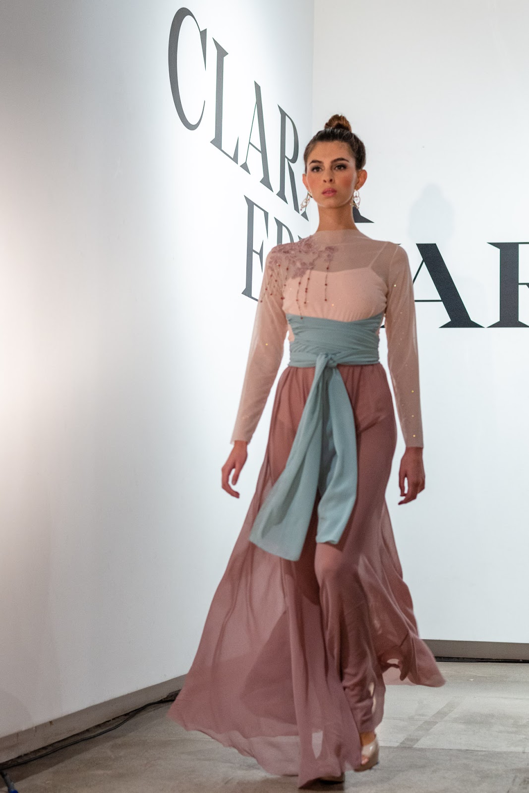 Clara Edwards presenta Memorias: vestidos de fiesta y recuerdos ...