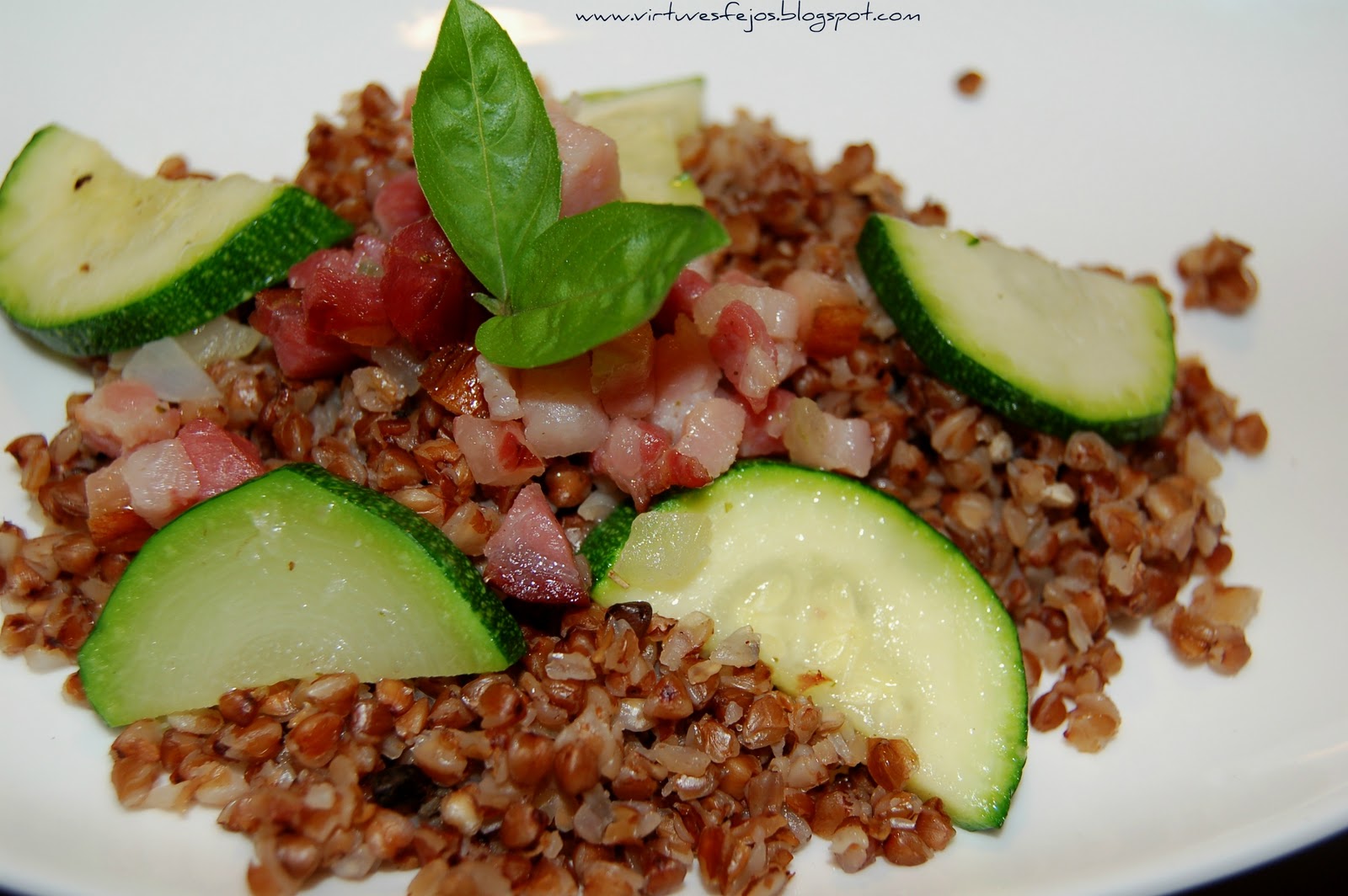 Virtuvės Fėjos: Adventas: Karštos grikių salotos su kumpiu ir cukinija