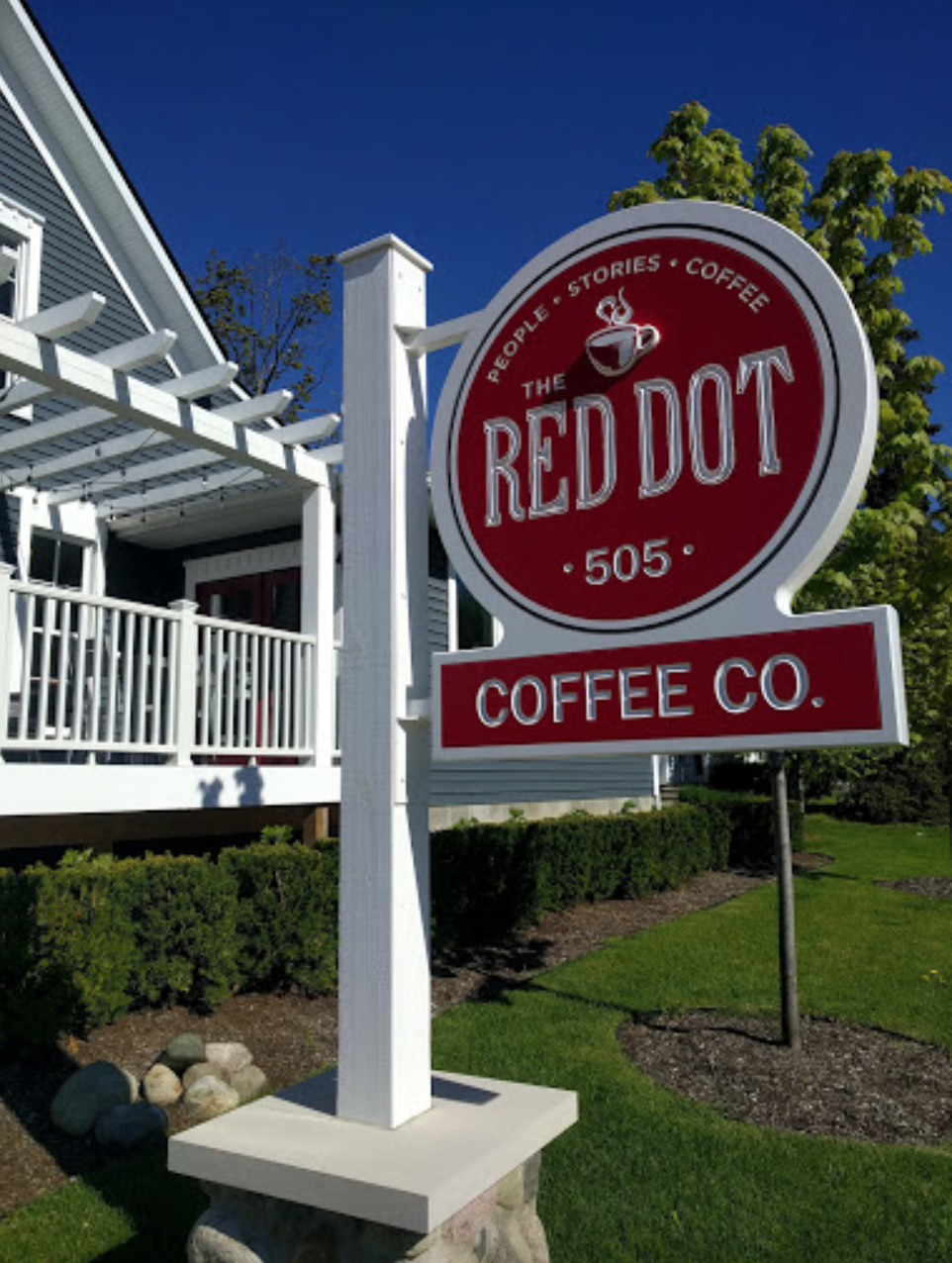 Cute and Cozy Coffee Shop | Red Dot Coffee Co. - Elle s'appelle Sarah