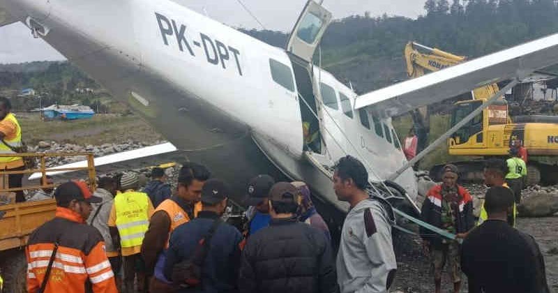 Pesawat Caravan Dabi Air Tabrak Tumpukan Batu di Bandara Aminggaru ...