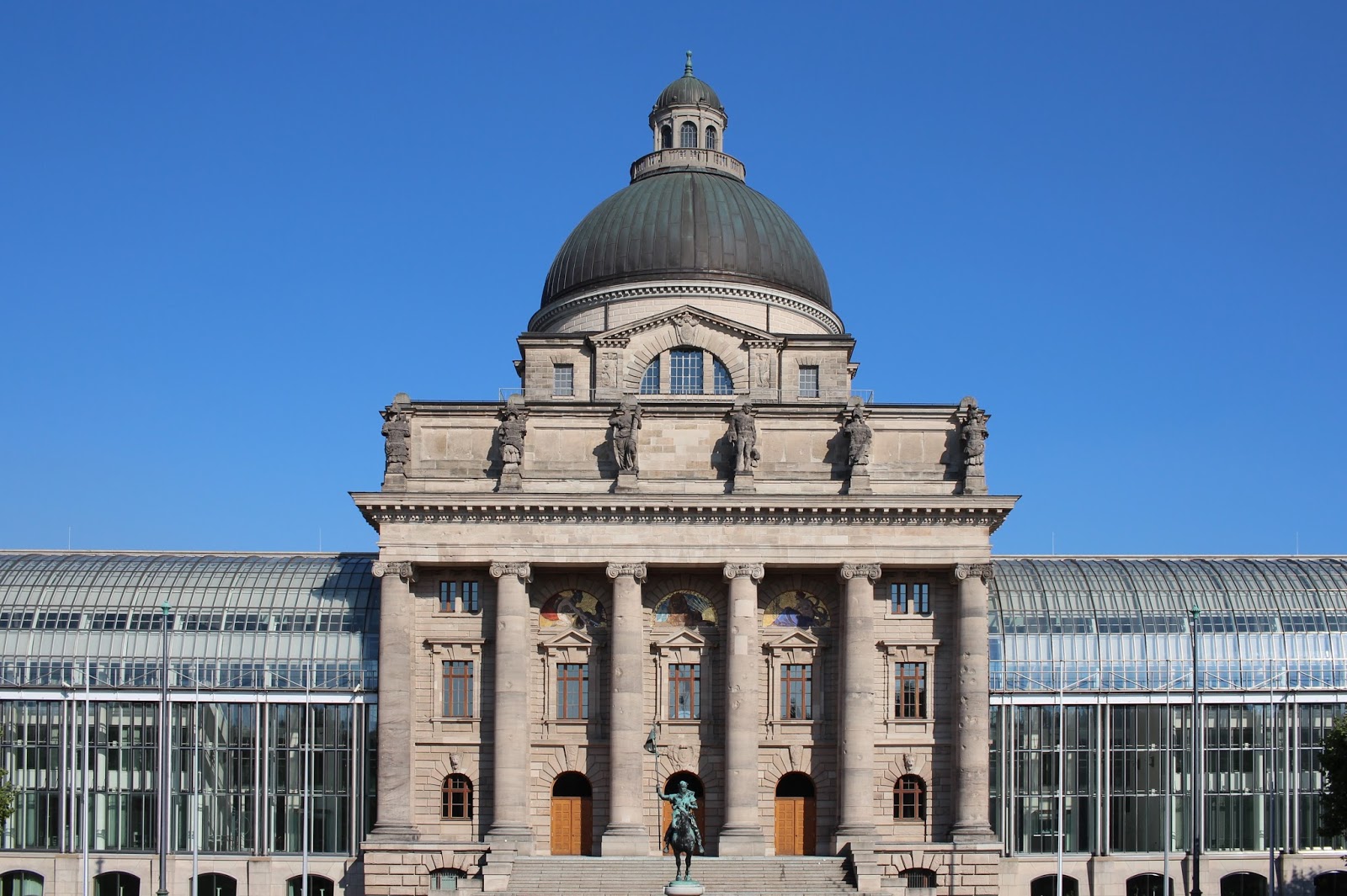 Jamie Nicole: Architecture of Munich