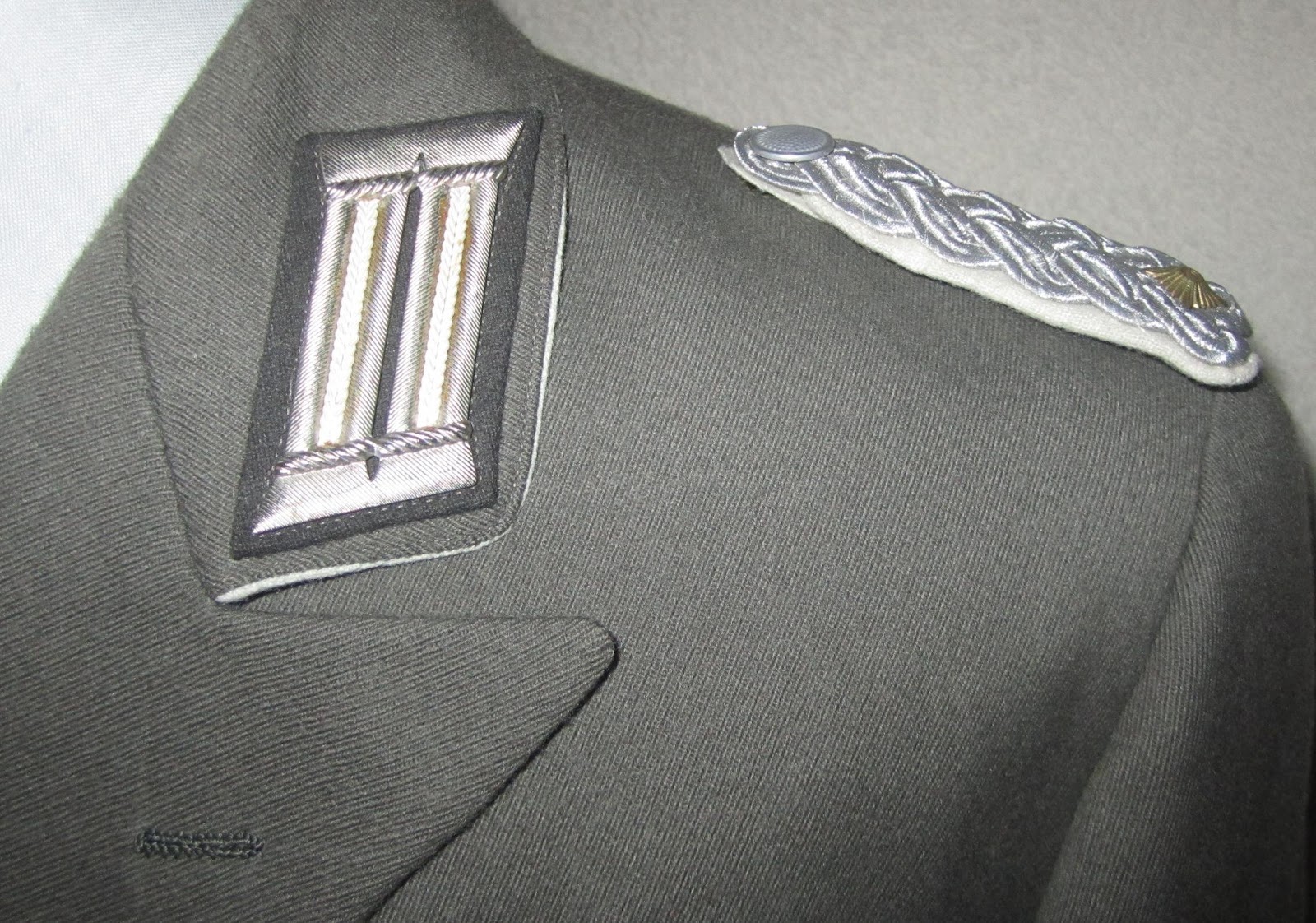 Uniformen der DDR: Major Mot.-Schützen Ausgehuniform zweireihig 1966 - 75