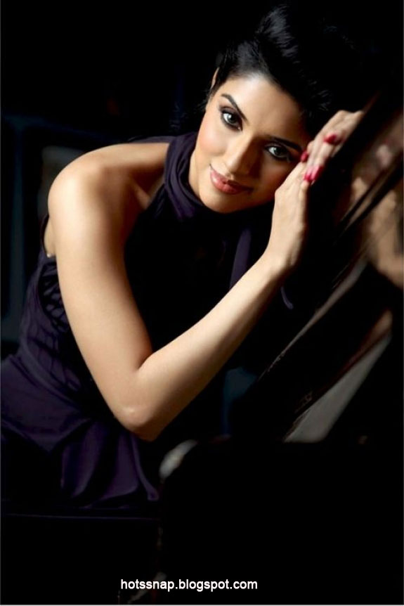Asin Latest Hot Photoshoot Photos - Indian Blogger