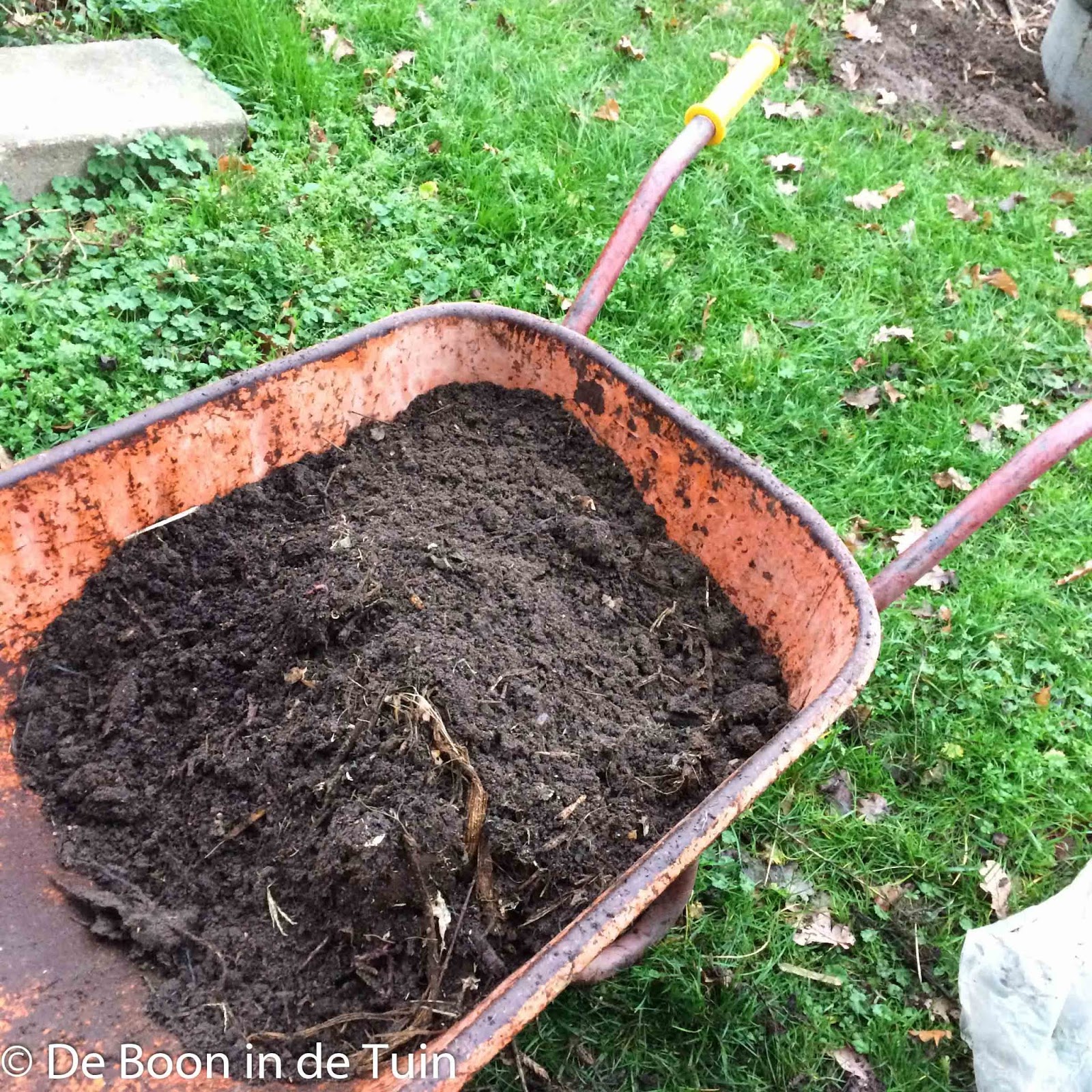 Compost verspreiden in de moestuin | De Boon in de Tuin