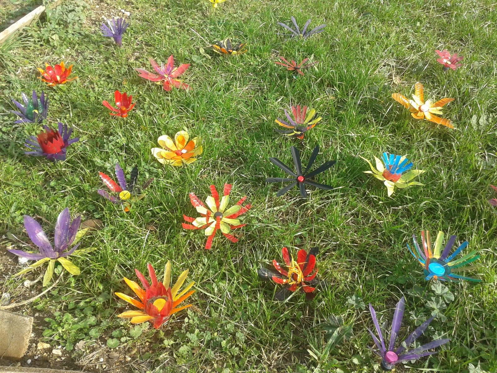 Récup à l'école : fleurs fabriquées à partir de bouteilles en plastique.