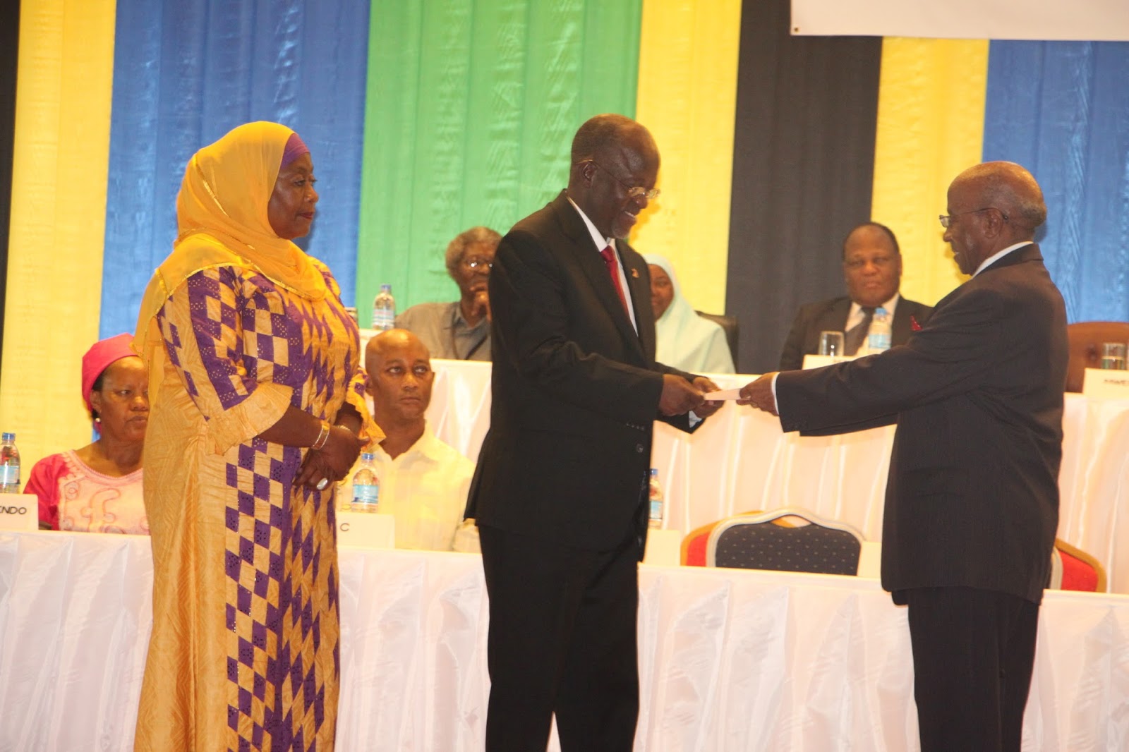 DK. JOHN POMBE MAGUFULI AKABIDHIWA CHETI CHA USHINDI WA URAIS WA ...