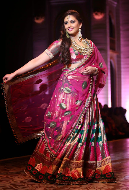 Huma Qureshi in pink saree-ramp walk for Ashima Leena at AVIBFW 2013 ...