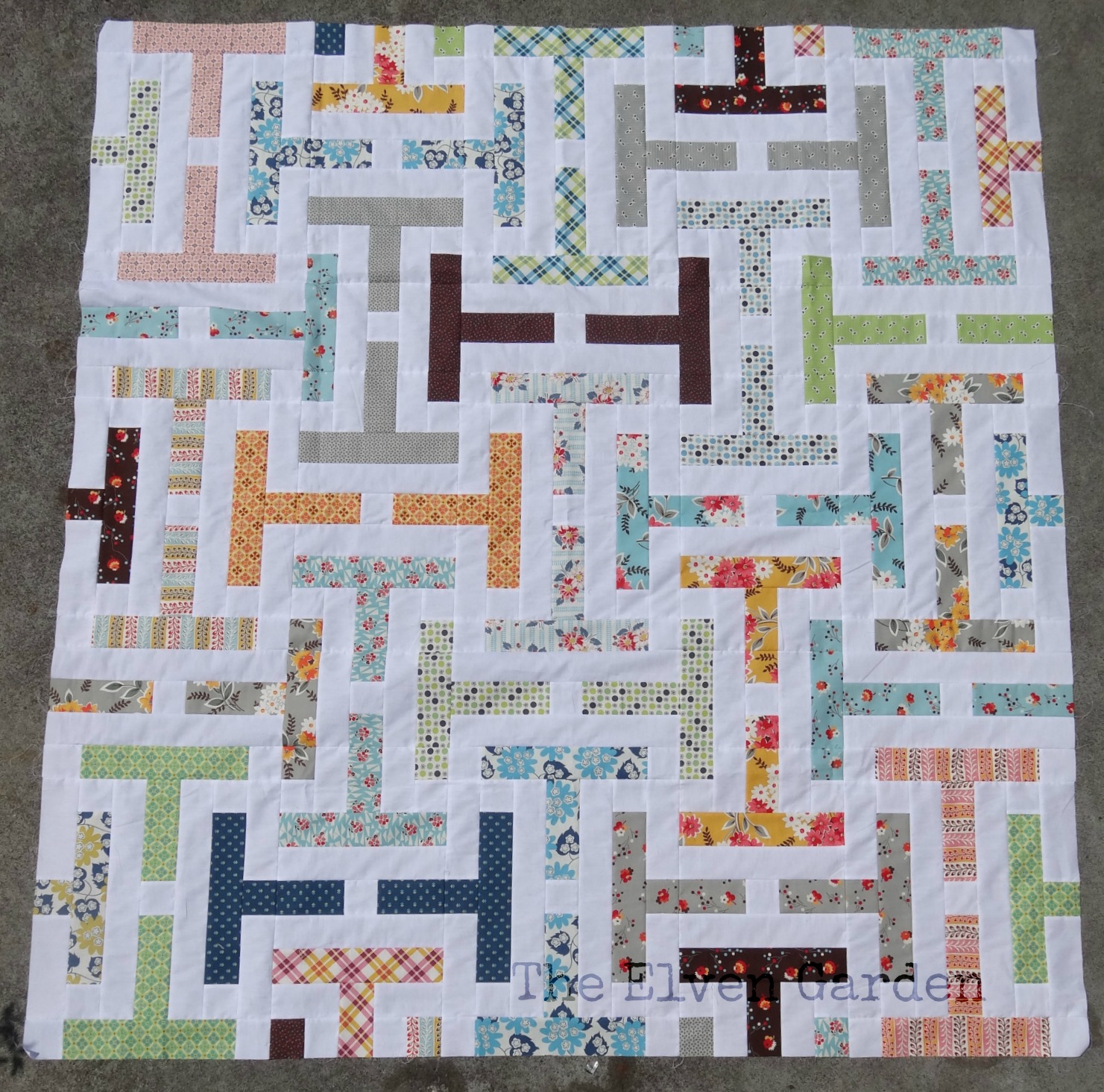Elven Garden Quilts: Market Maze Quilt Top and a Giveaway!