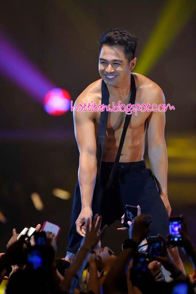 Hot Titans: Benjamin Alves Almost Naked I Cosmo Bachelor Bash 2014