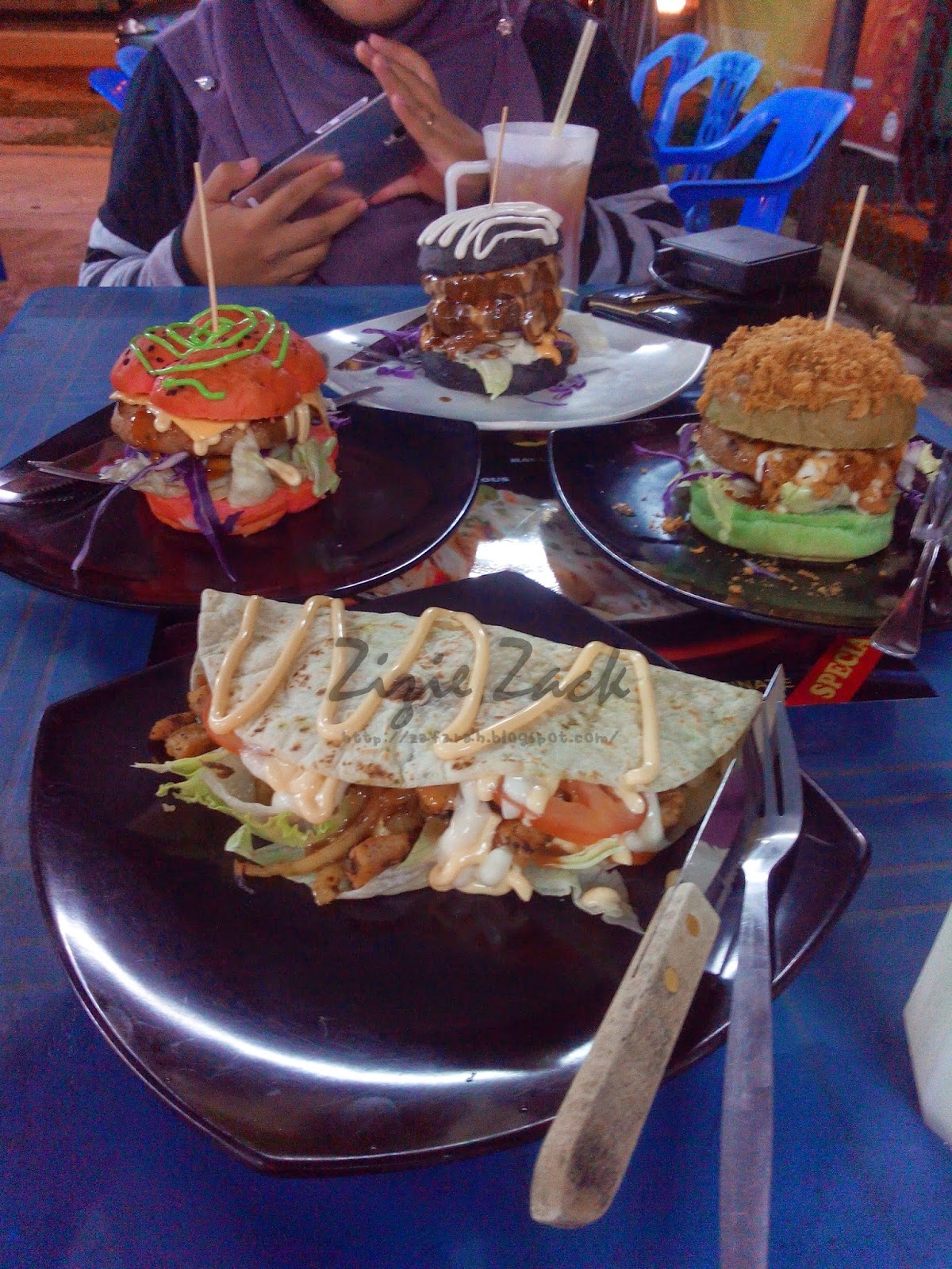 Oblong Burger Station, Burger Kampung Lapan Yang Berwarna Warni!