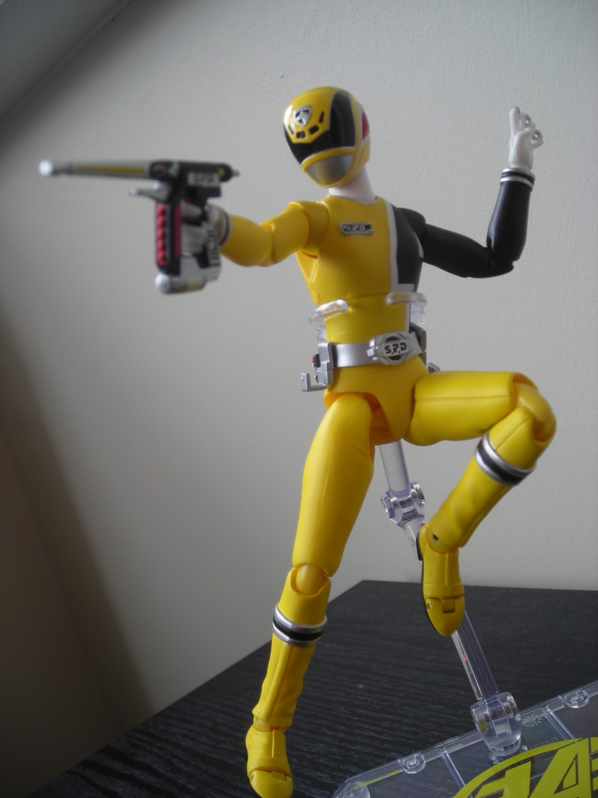 My Shiny Toy Robots: Toybox REVIEW: S.H. Figuarts Deka Yellow