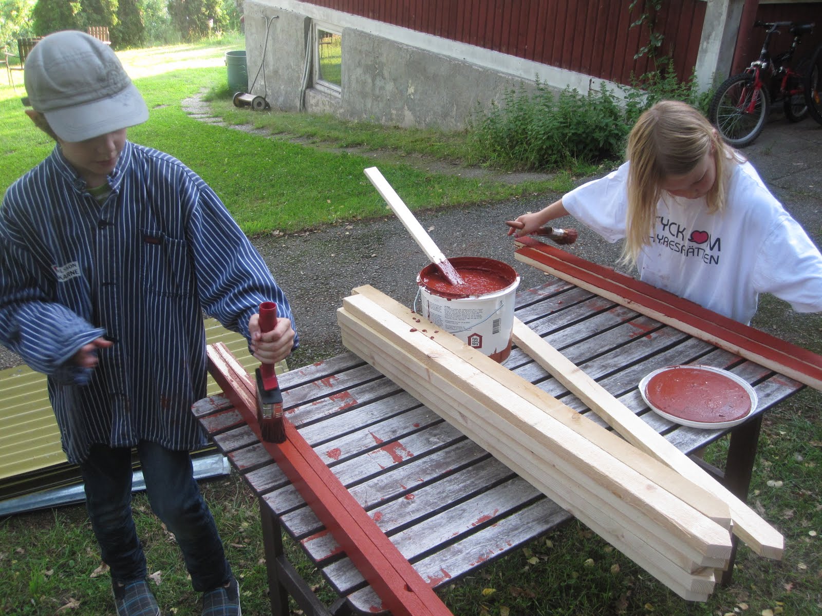 Villa Stenröset: Barnarbete med falu rödfärg