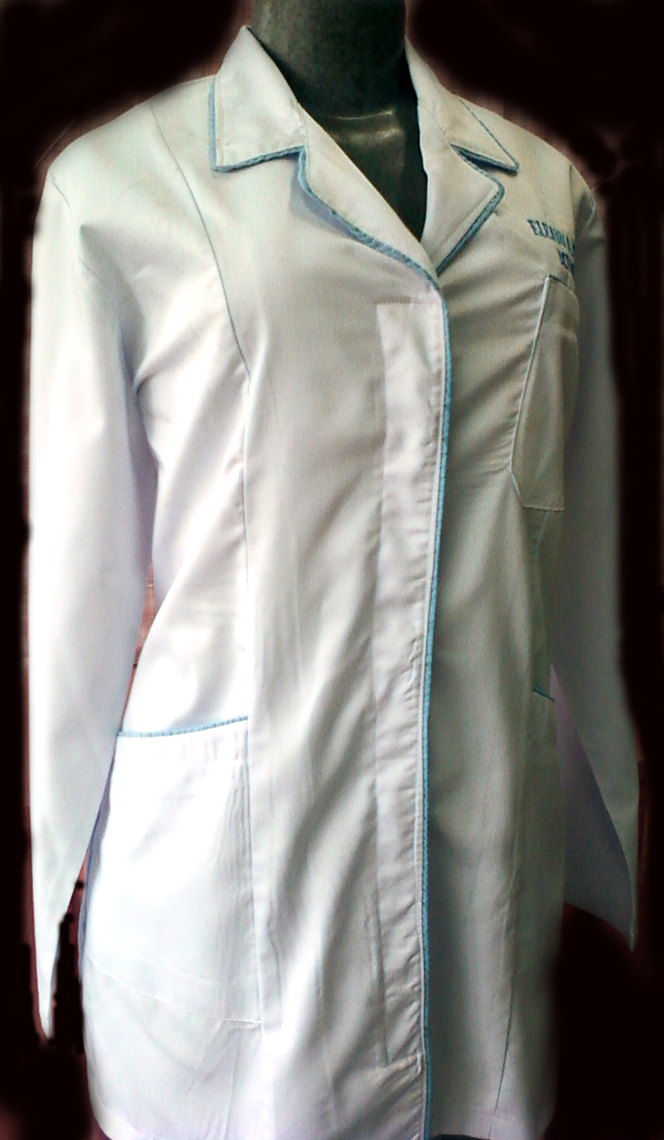 .: MODELO 001 BATAS MEDICAS CON VIVO Y BORDADO